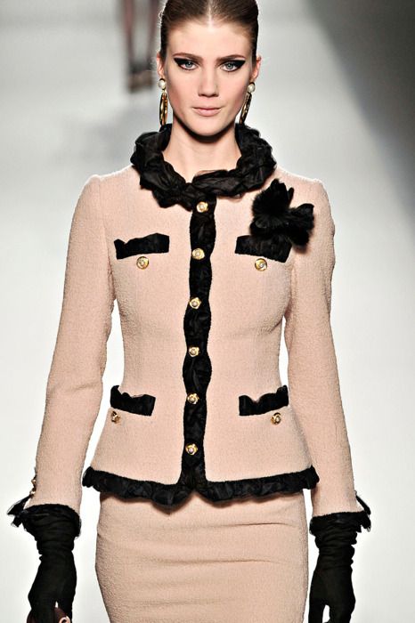 The legendary Coco´s tweed jacket - Magnifique Brunette