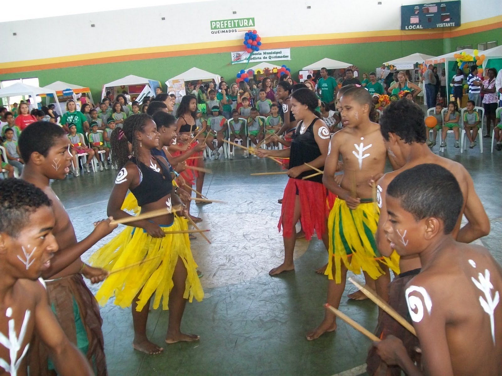 *ESCOLA LUGAR DE SER FELIZ*: *Mostra Pedagógica e Dança do Maculelê*