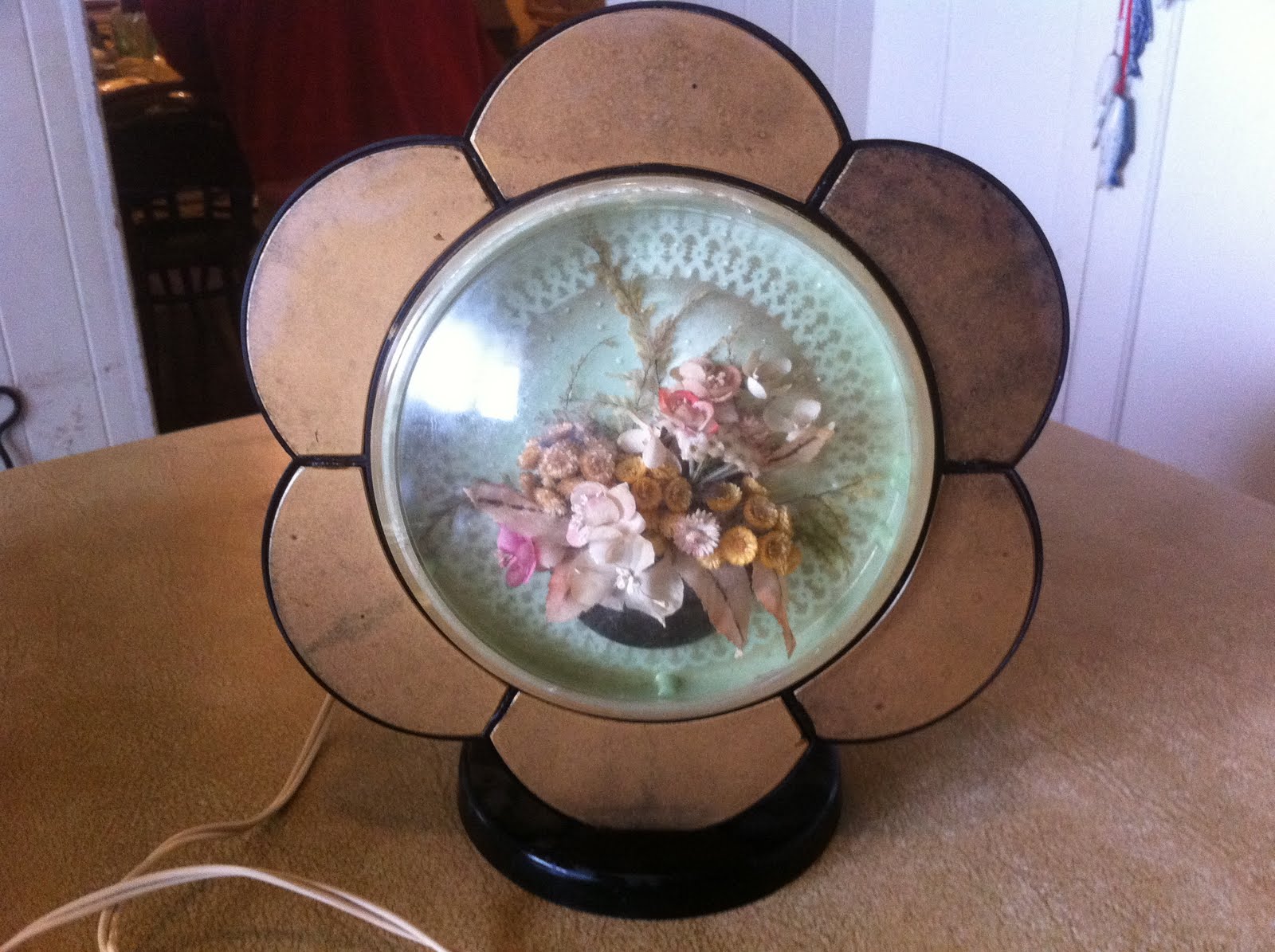 the old boathouse: Amazing retro Kitsch Lamp