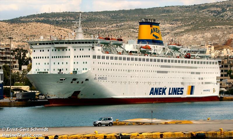 - Στο λιμάνι του Πειραιά επιστρέφει εσπευσμένα το επιβατηγό-οχηματαγωγό ...