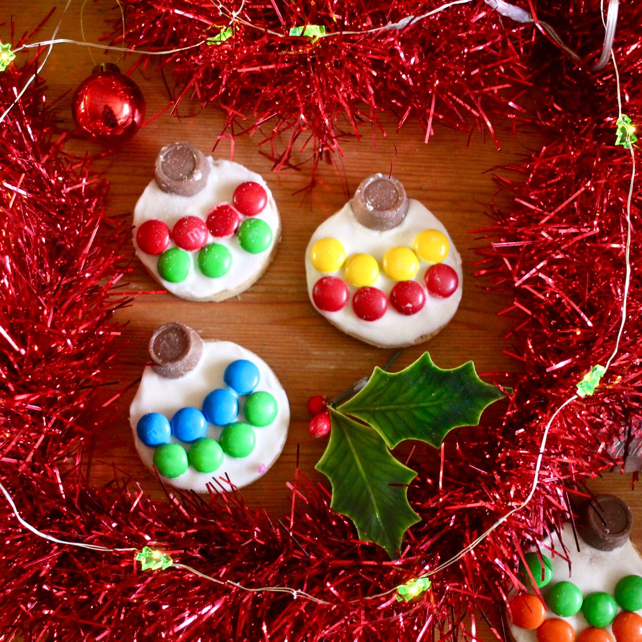 Green Gourmet Giraffe: Christmas Bauble Ornament Biscuits (or cat version)