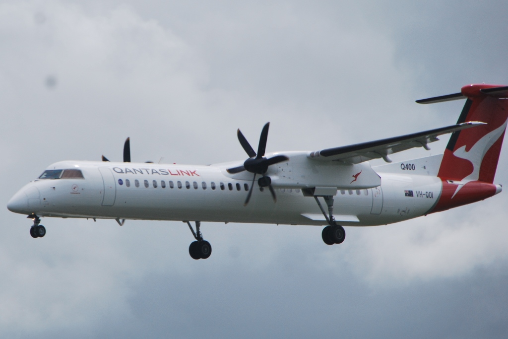 Central Queensland Plane Spotting: QantasLink Dash-8-Q400 VH-QOI ...
