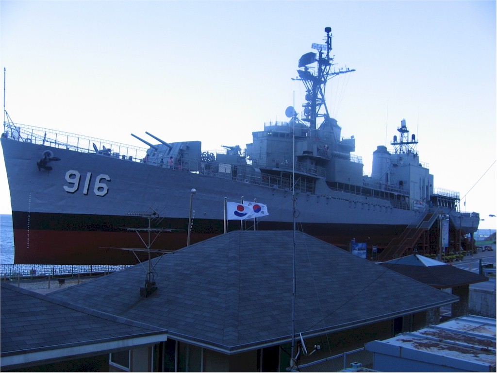 Naval Warfare: USS Everett F. Larson (DD-830, DDR-830, DD-830)