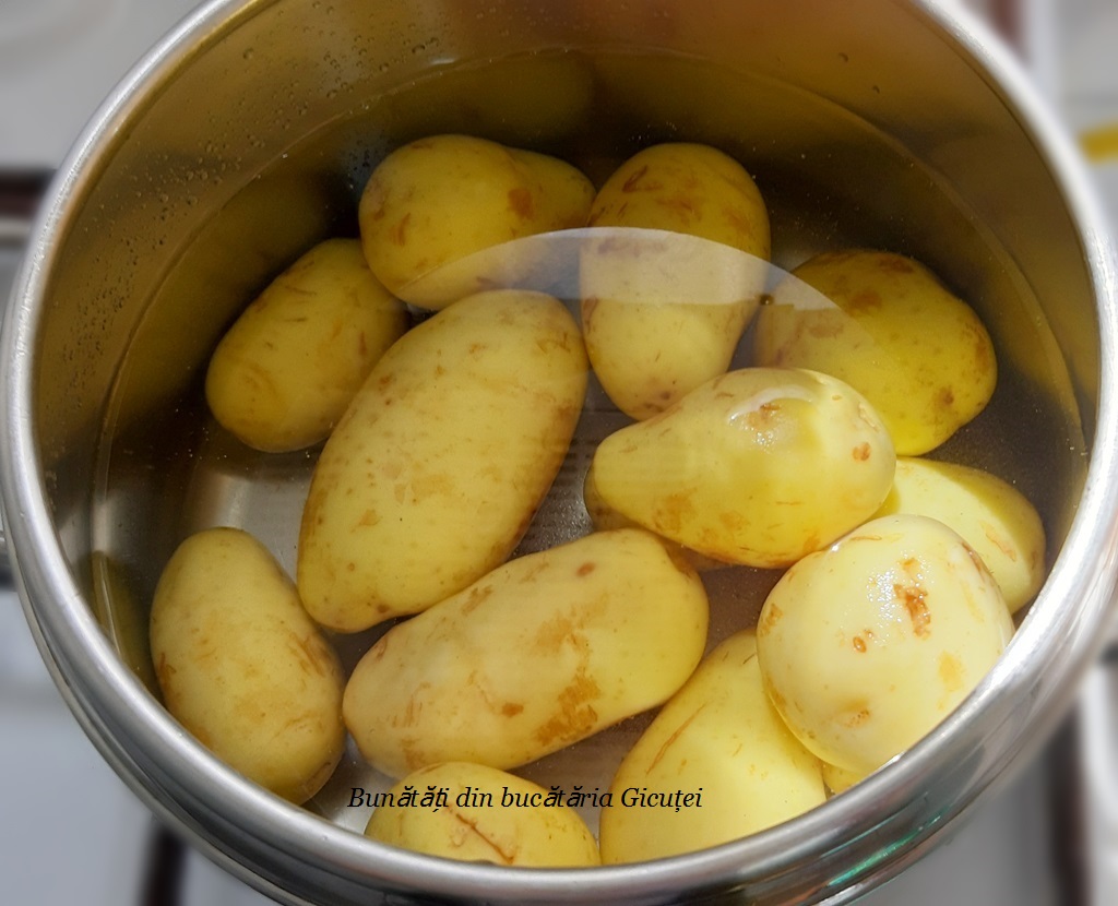 Cartofi noi fierti si prajiti cu sos de usturoi verde si iaurt ...