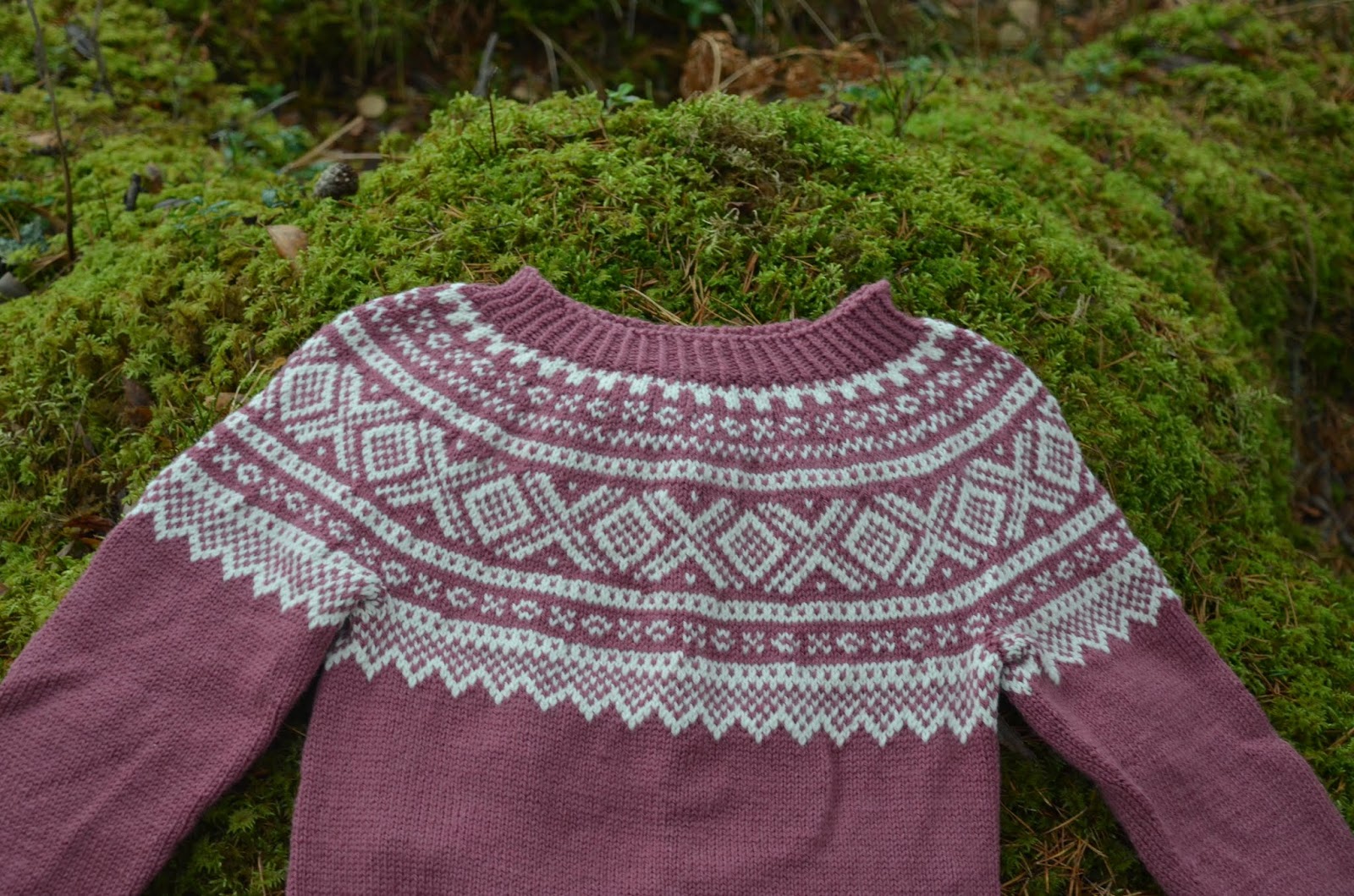 Hannes-strikkerier: Mariusgenser med rund sal i gammelrosa