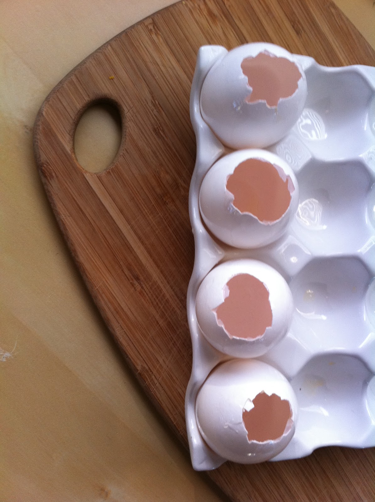 Satin And Salt: DIY: Eggshell & Floral Centerpiece