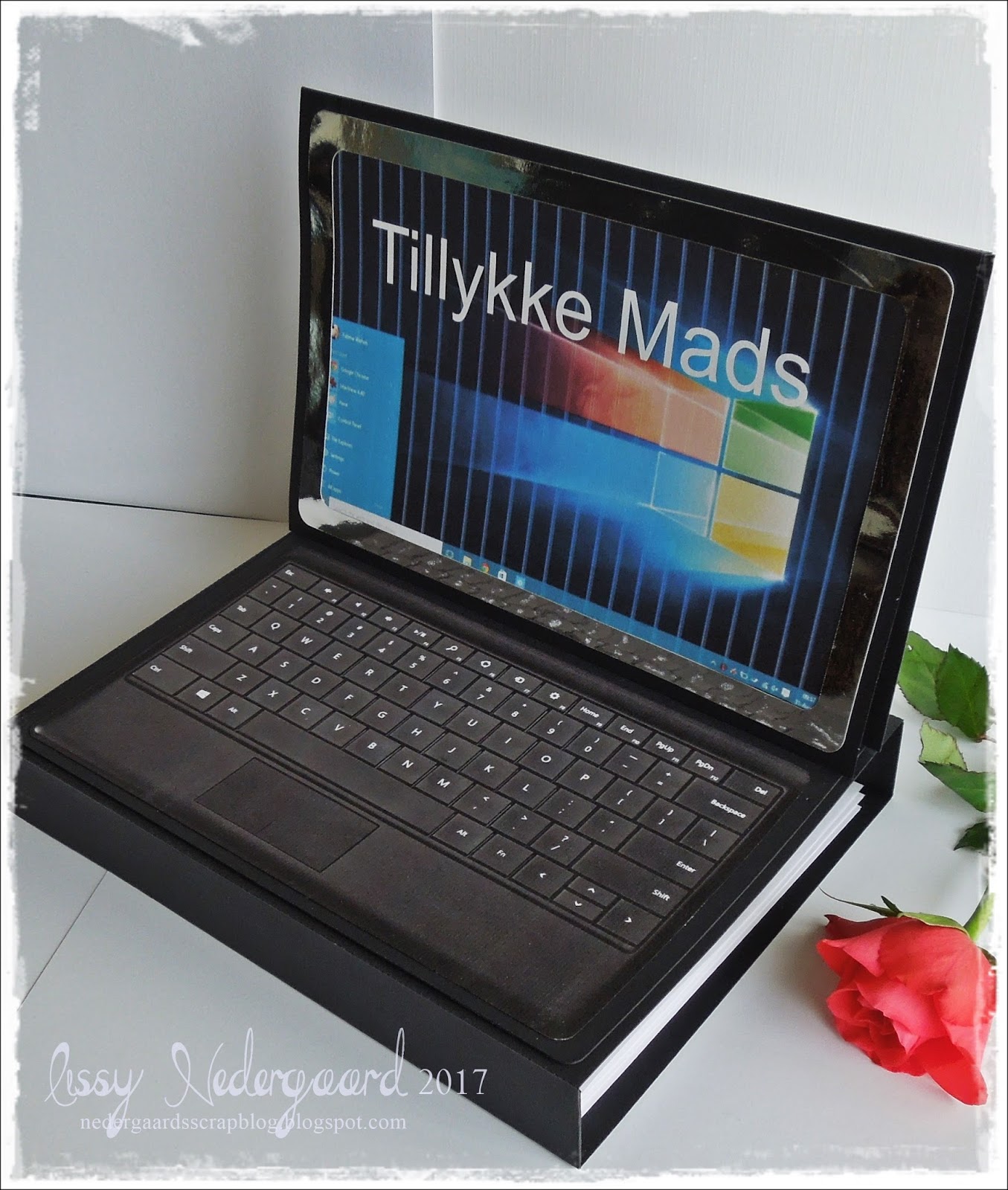 nedergaards scrapblog: Bærbar pc i karton som sangskjuler