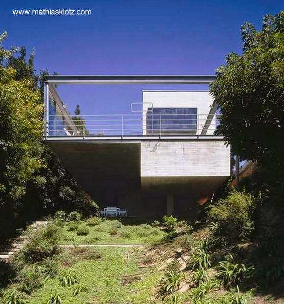 Arquitectura de Casas: Casa volada sobre una barranca en Buenos Aires.