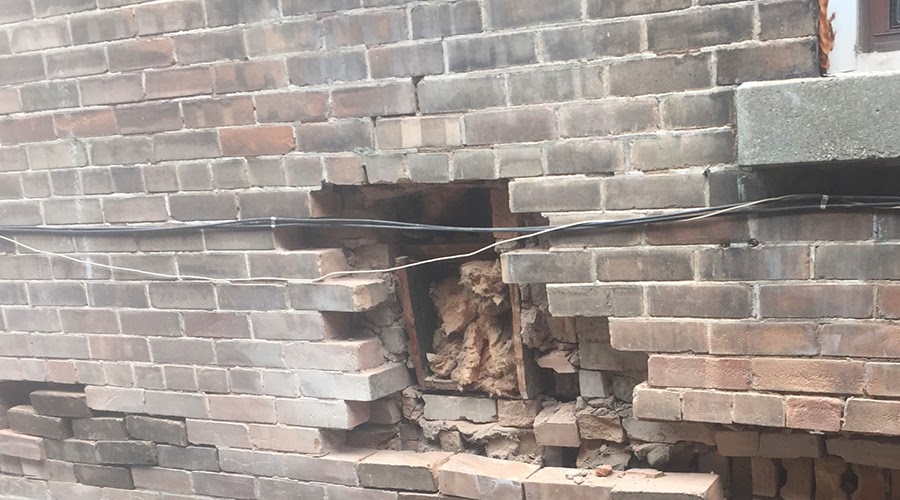 Repair Mortar Cracks Between Bricks