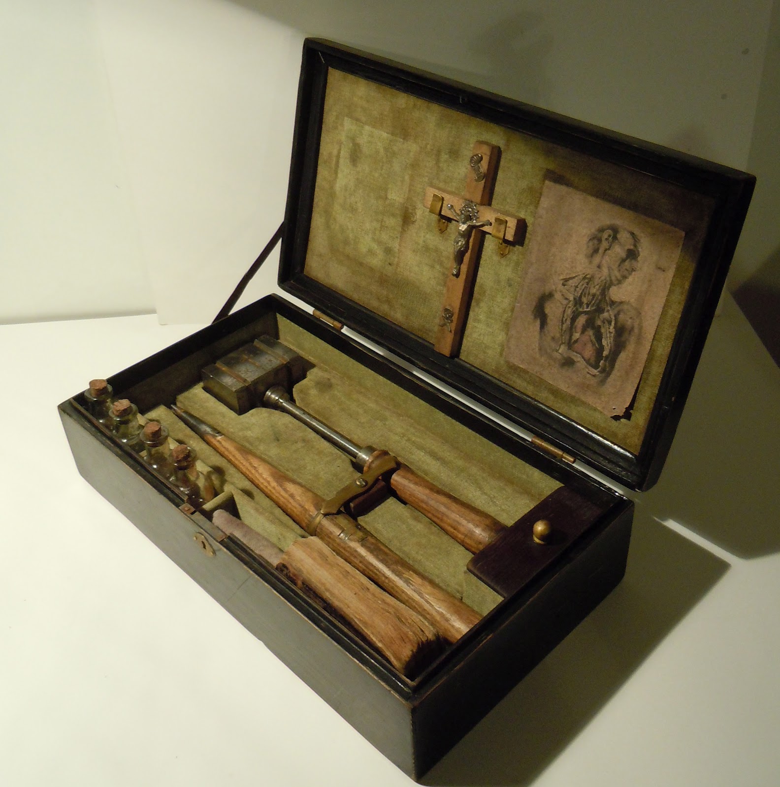 Curiomira: Vampire killing kit.