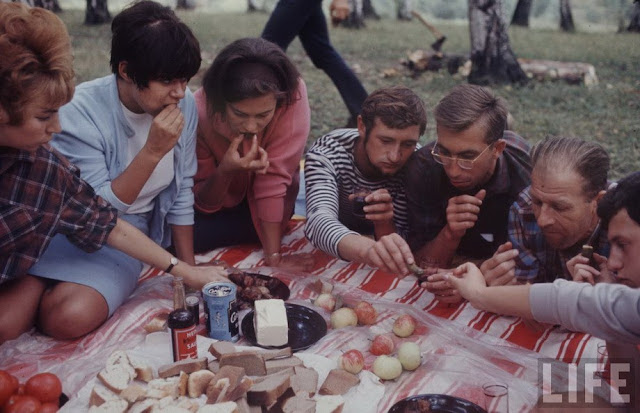 Wonderful Color Photographs Capture Everyday Life in the Soviet Union ...