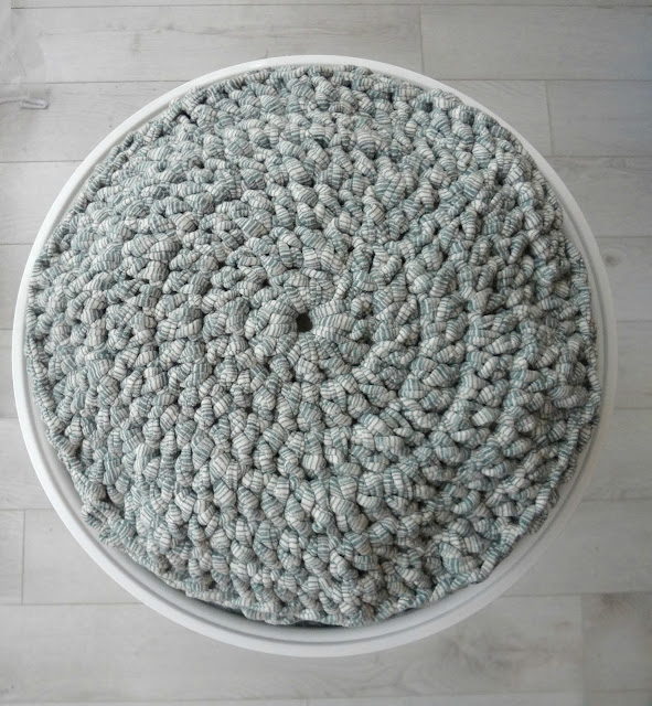 Little Treasures: Crochet a Round Pillow - free pattern