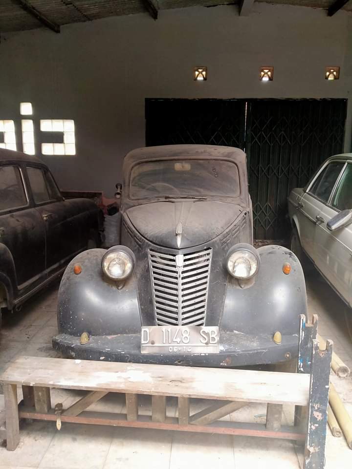 Mobil Kuno FIAT 1947 Klasik Banget Tersimpan Di Garasi Tua - LAPAK ...