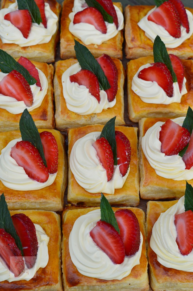 Cosulete din foietaj, cu crema de vanilie si capsuni - CAIETUL CU RETETE