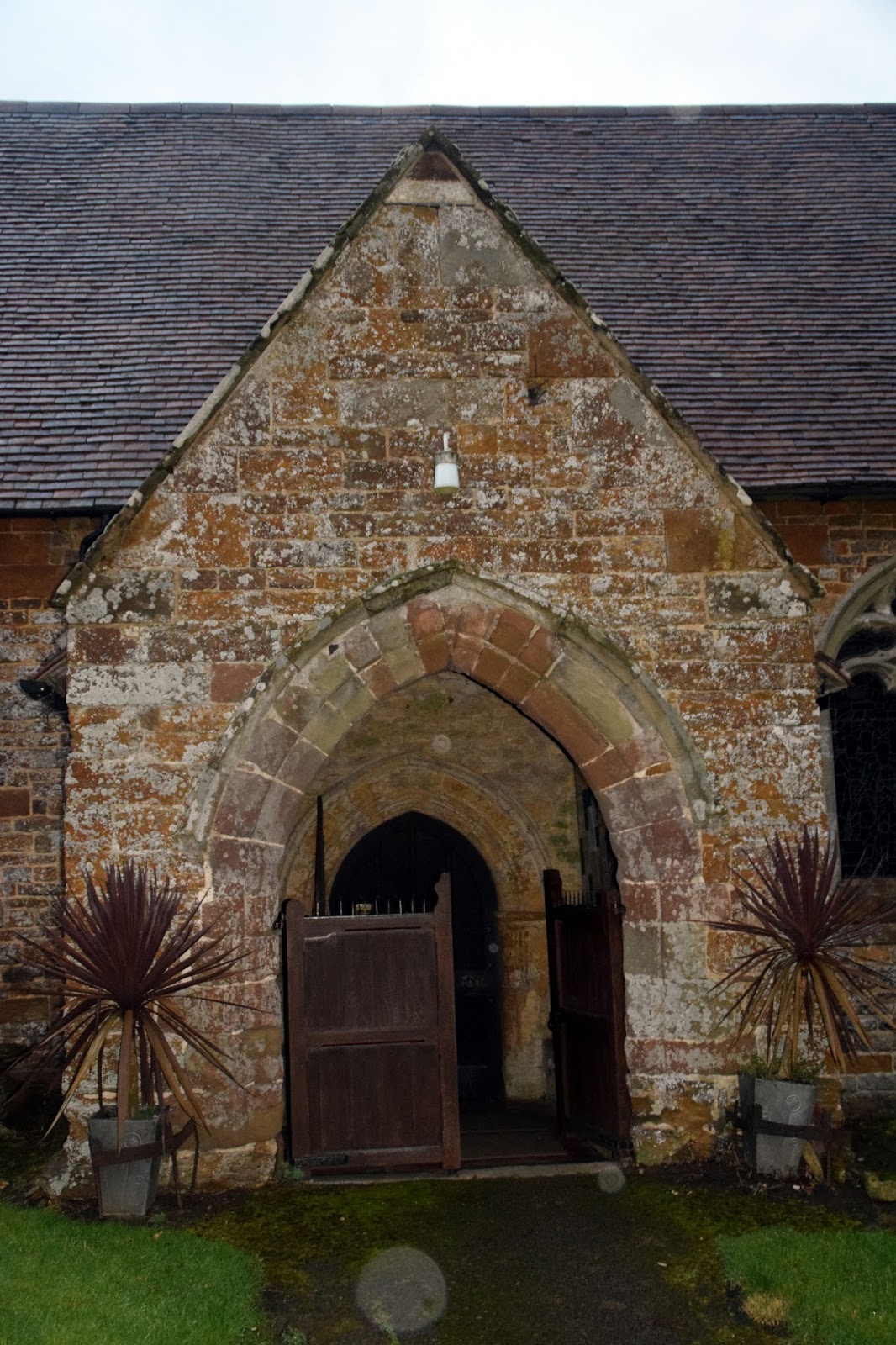 Enjoy your time with beautiful places: Hellidon Lakes and village