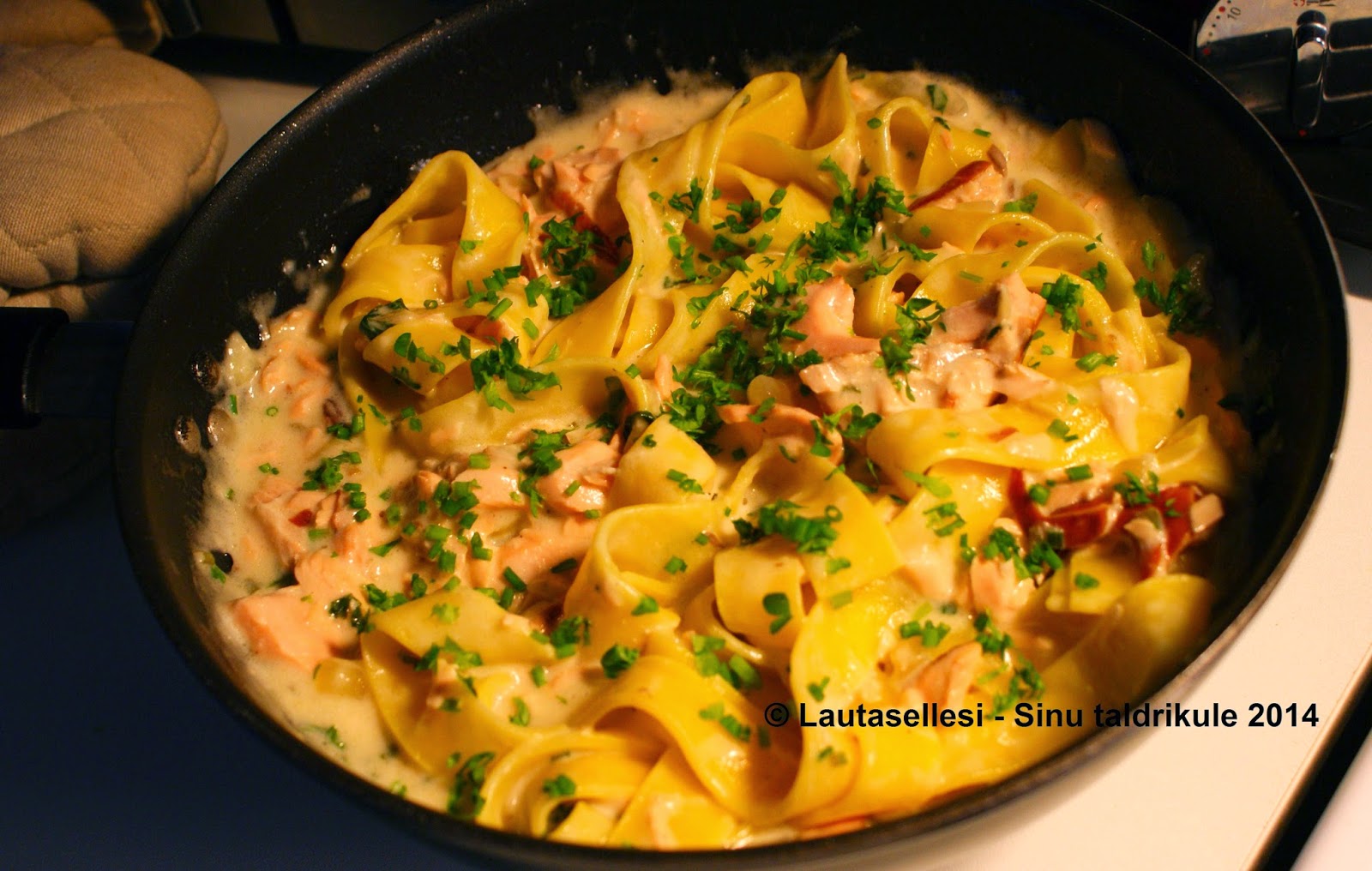 Lautasellesi - Sinu taldrikule: Tuore nauhapasta savulohikastikkeen ...