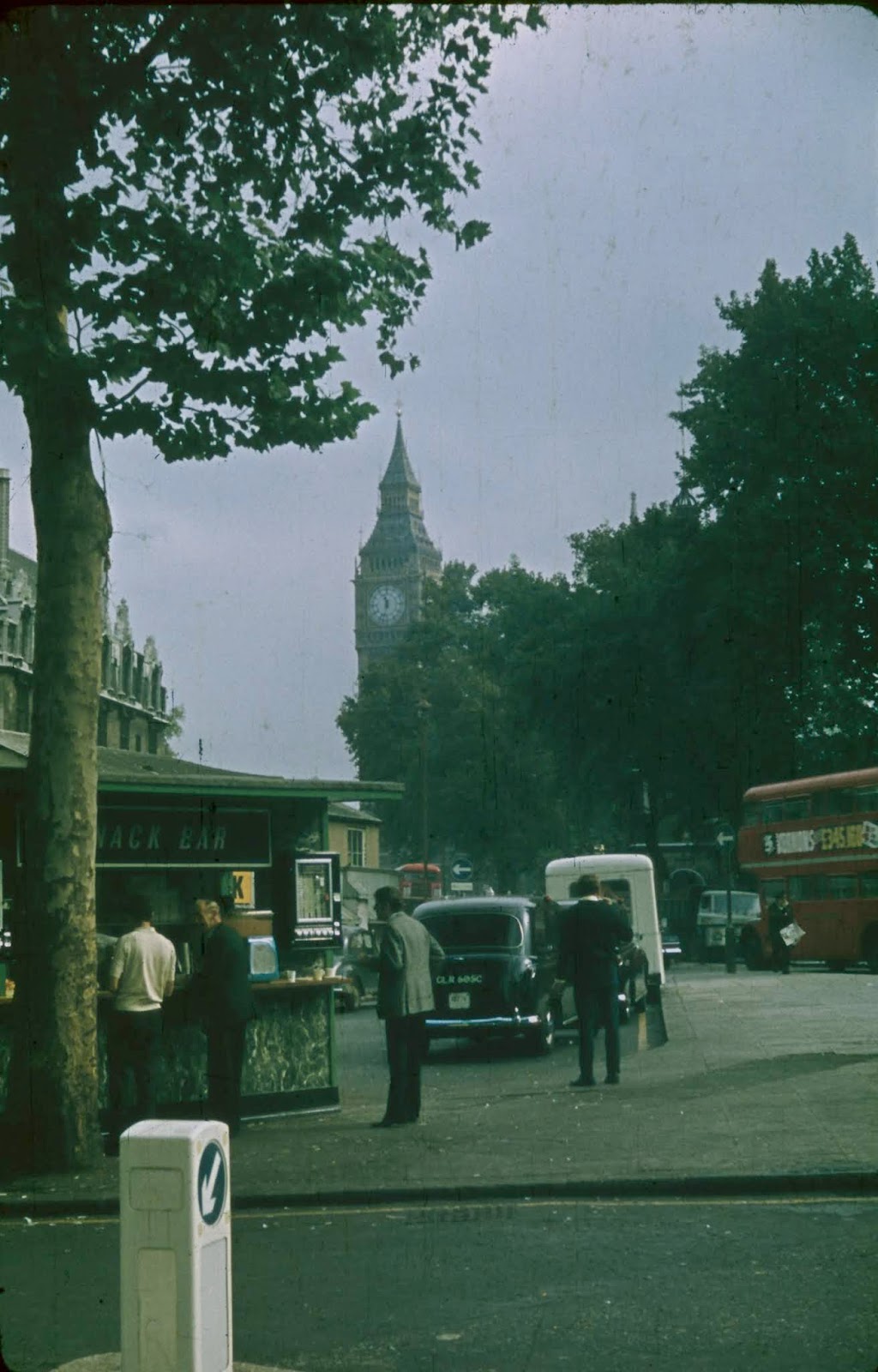 27 Fascinating Color Photographs That Capture Street Scenes of London ...