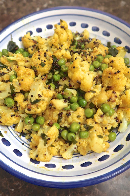 Scrumpdillyicious: Gobi Matar: Indian Cauliflower & Peas