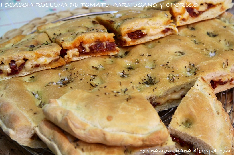 Hoy me apetece cocinar: FOCACCIA RELLENA DE TOMATE, PARMESANO Y CHORIZO.