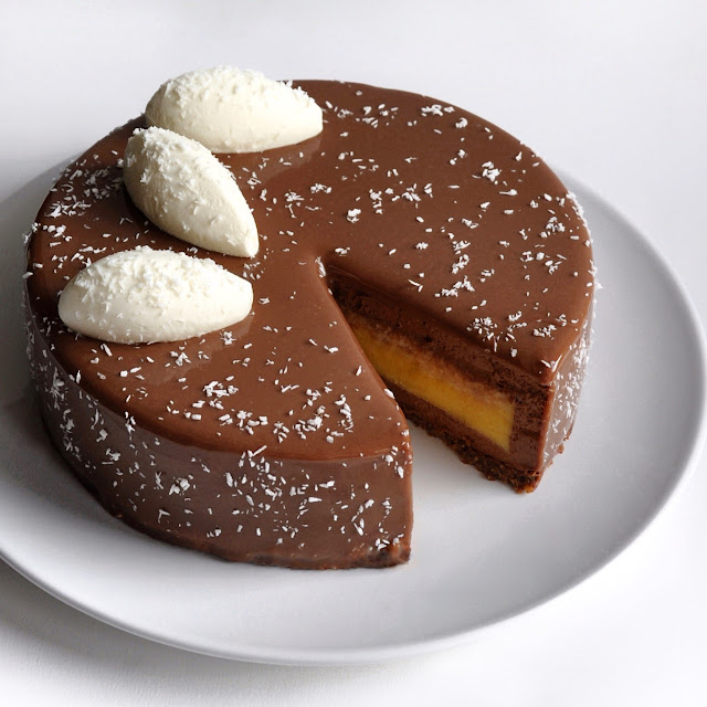 Frenchymilie: Entremets chocolat, passion et coco.
