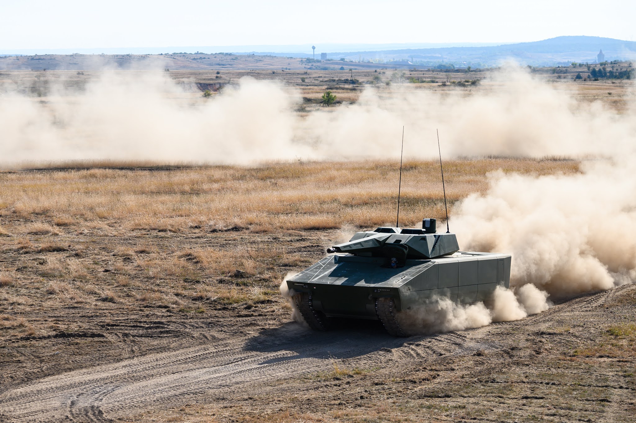 The Dead District: Rheinmetall Lynx IFV demonstration in Hungary