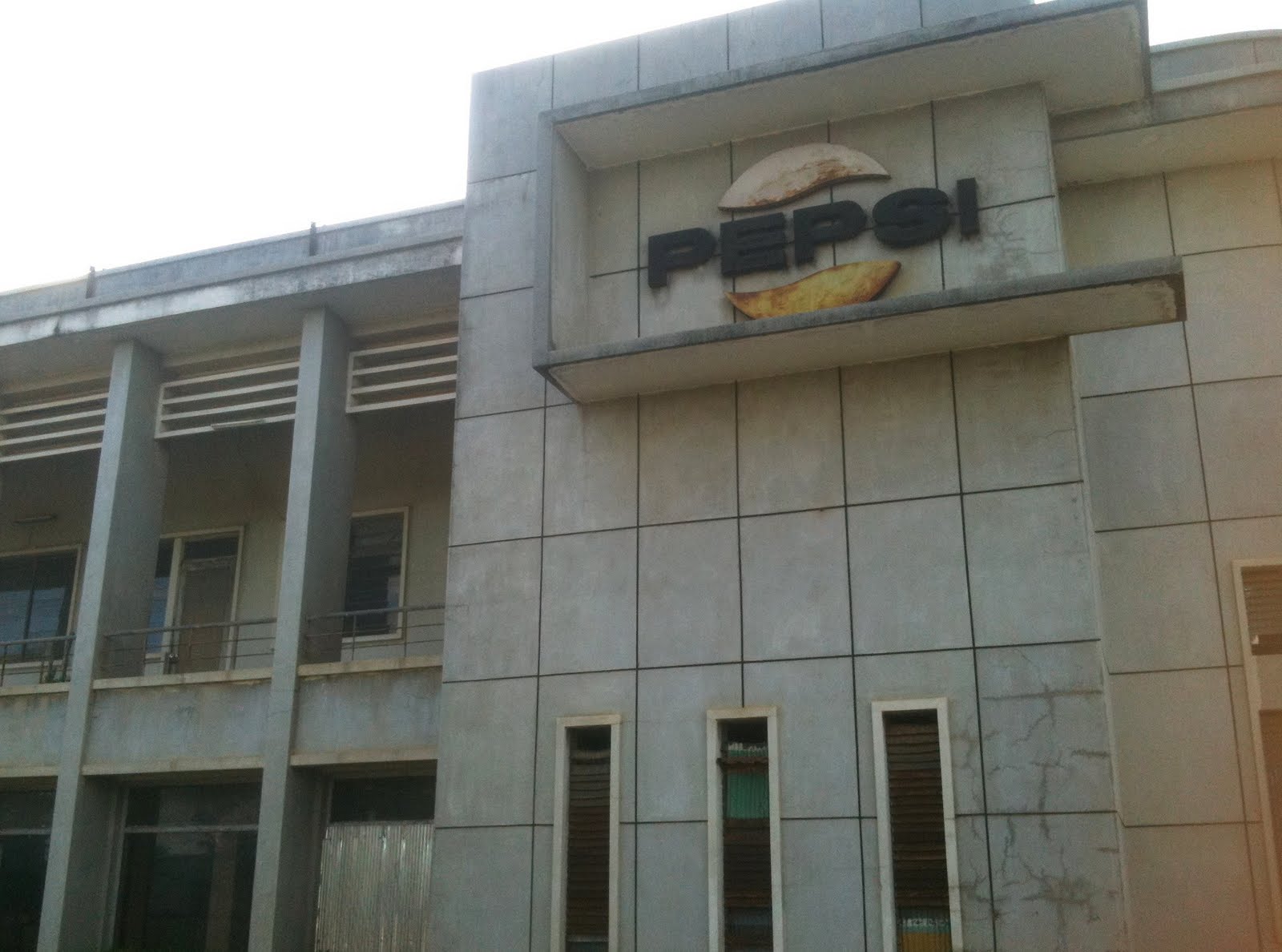 CHEF SANDWICH: Pepsi, Smoked Fish And Green Mango Salad