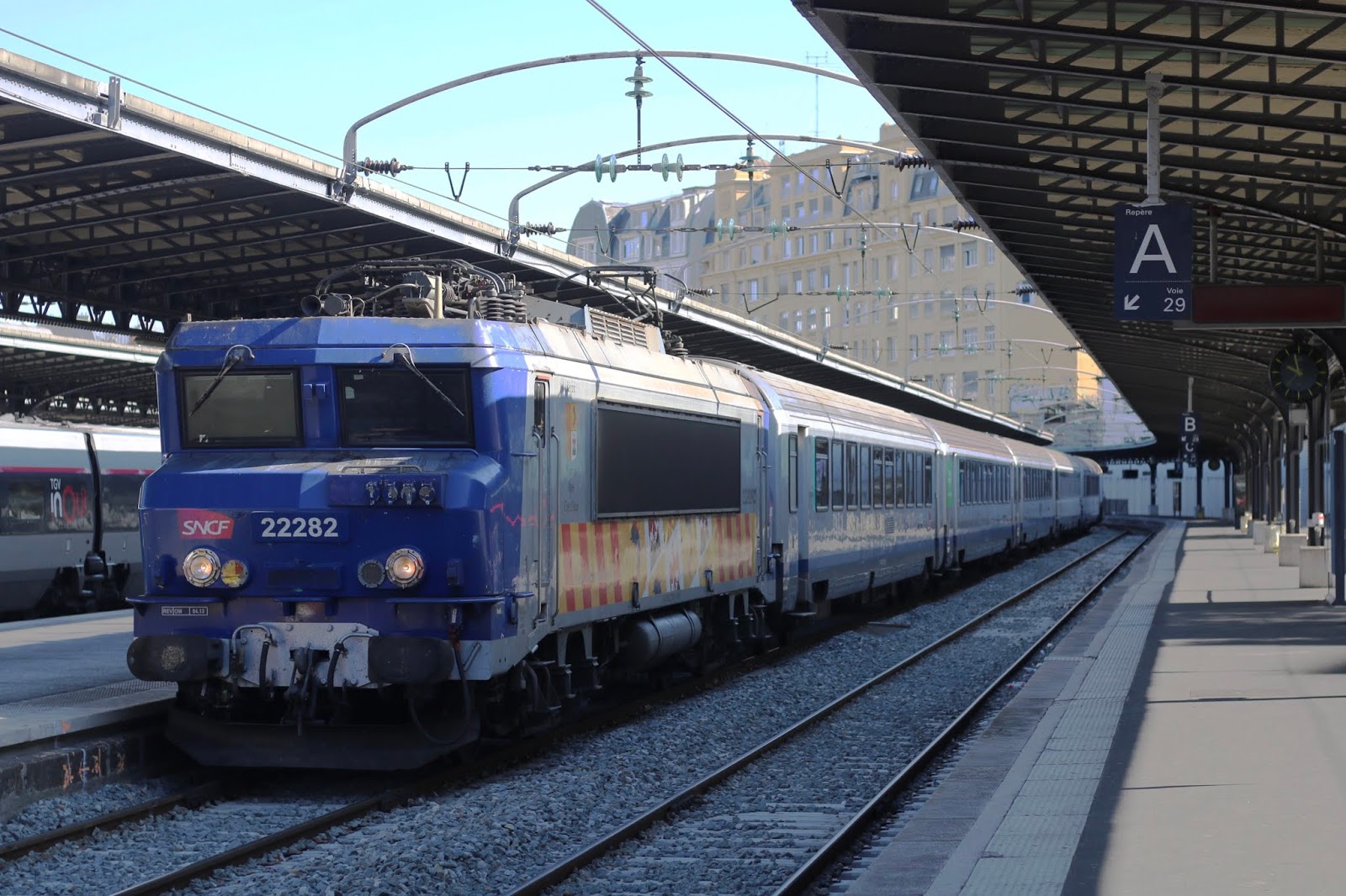 LA PASSION DU TRAIN: à Paris Est , BB 22200 PACA et Corail " Picarde