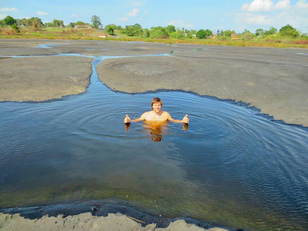 Pitch Lake, um lago de piche natural em Trinidad Tobago. | BrasilisNet