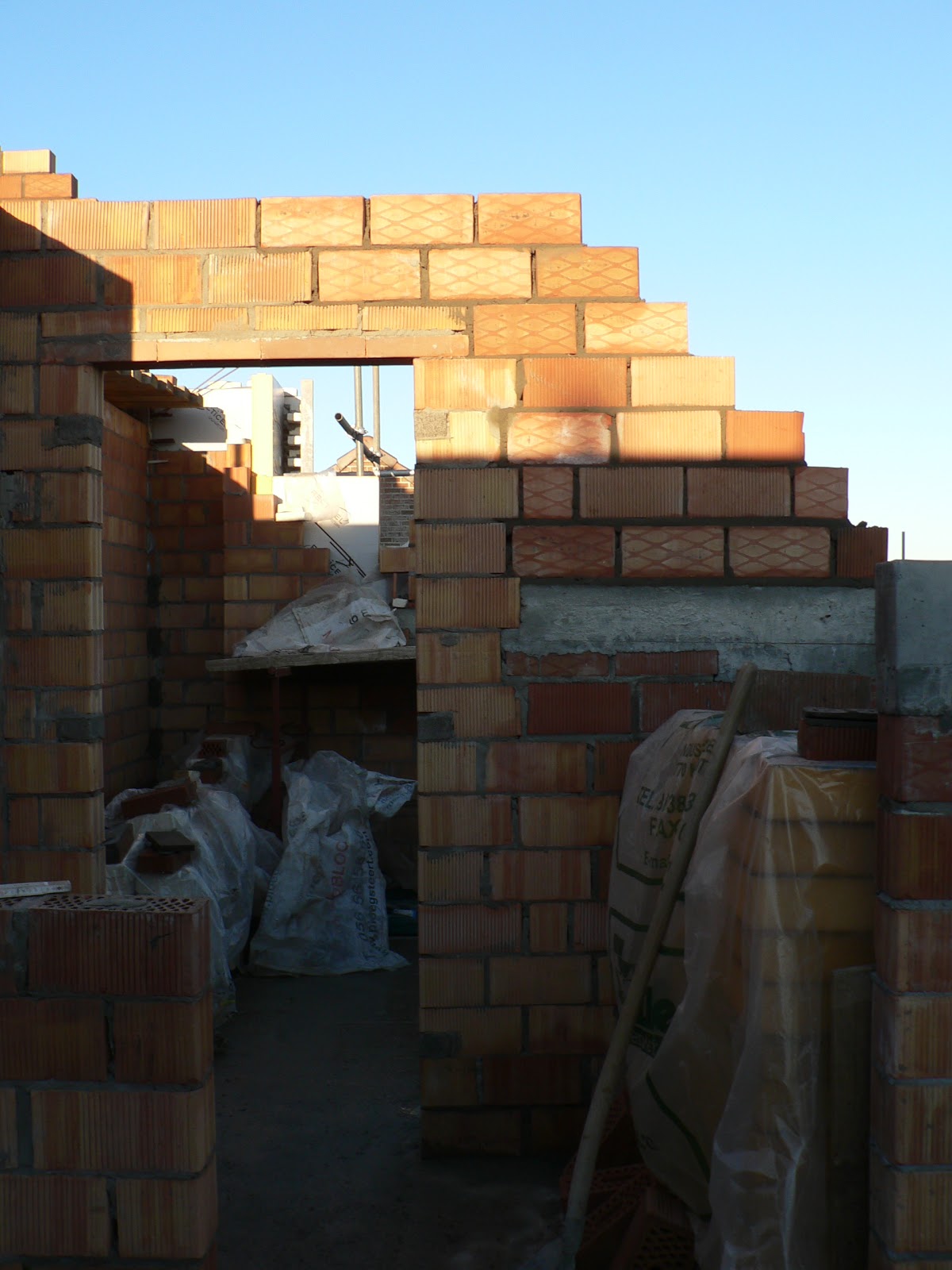 Kabouters gezocht: 27 en 28 oktober Ontkisten trap, metsen topgevel ...