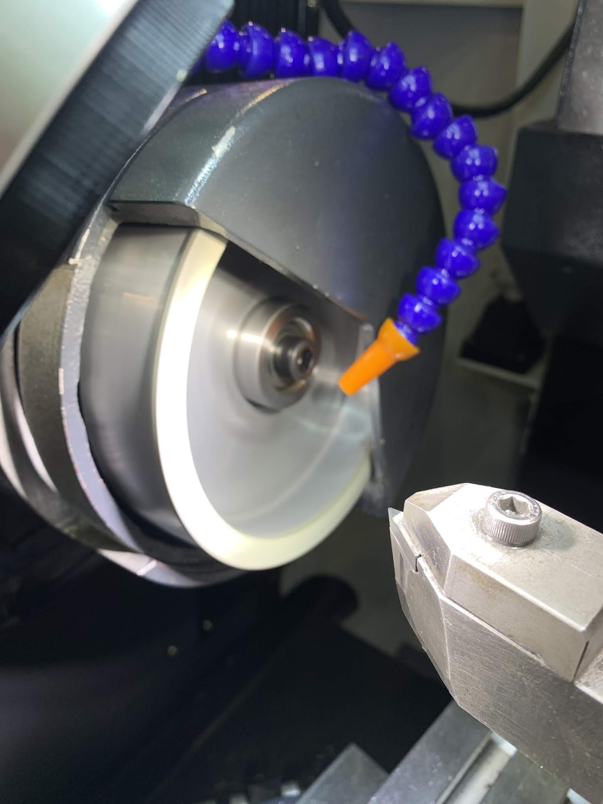 The difference between ceramic bond and resin bond