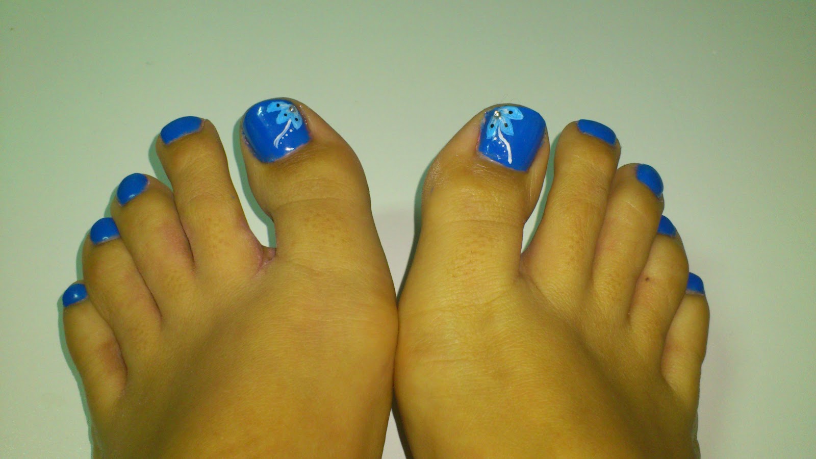 SYLNAILS: PEDICURA EN AZUL