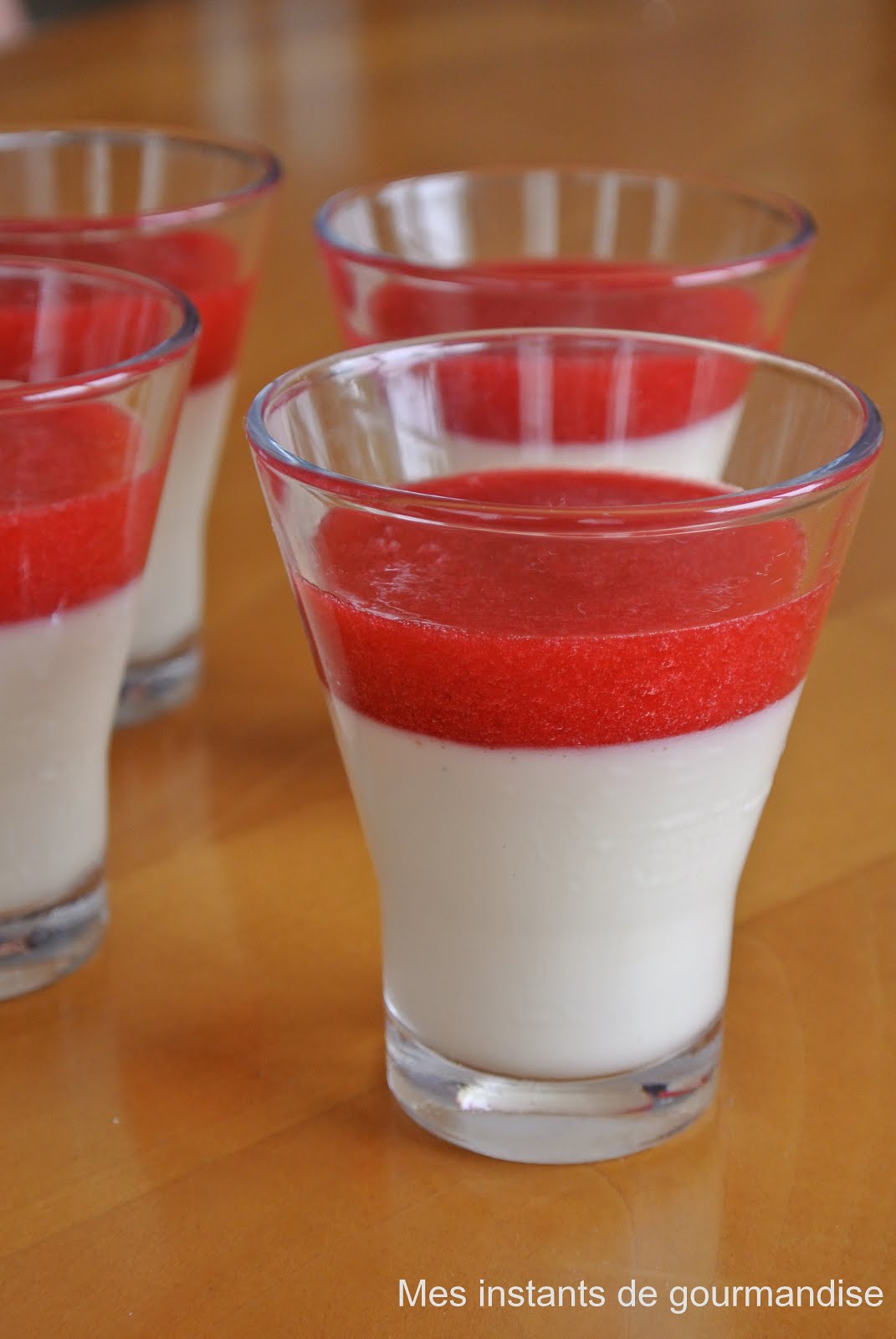 Panna cotta vanille & coulis de fruits rouges - Mes instants de gourmandise