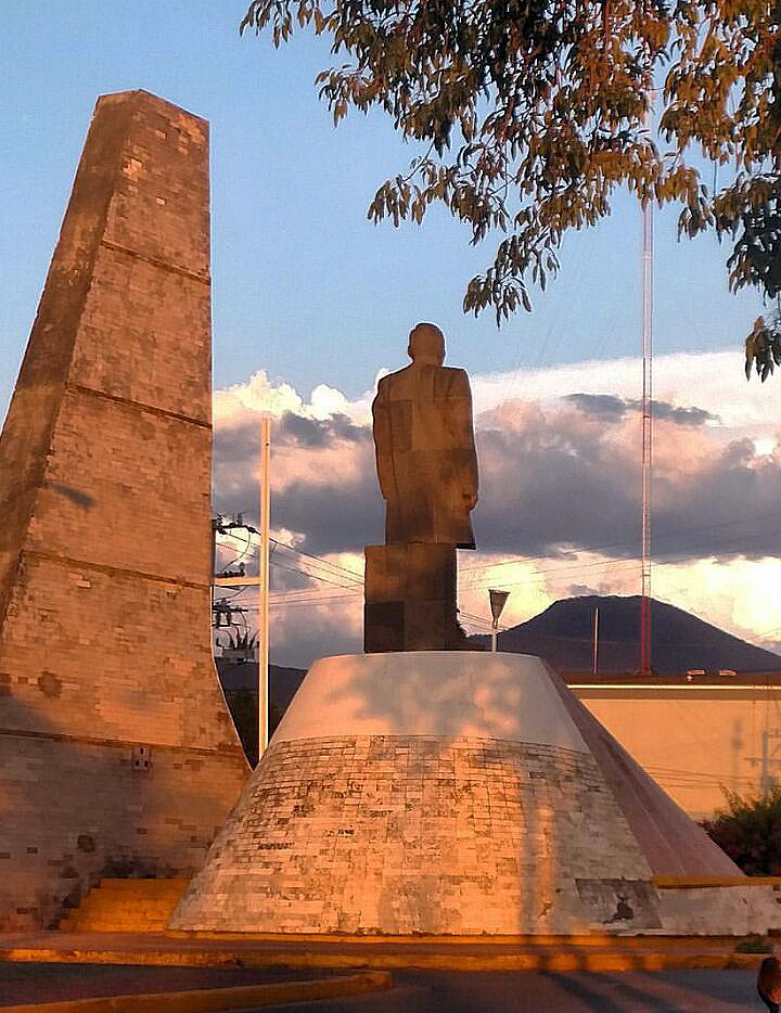 Jaime Ramos Méndez: Monumento de Benito Juárez en el acceso oriente de ...