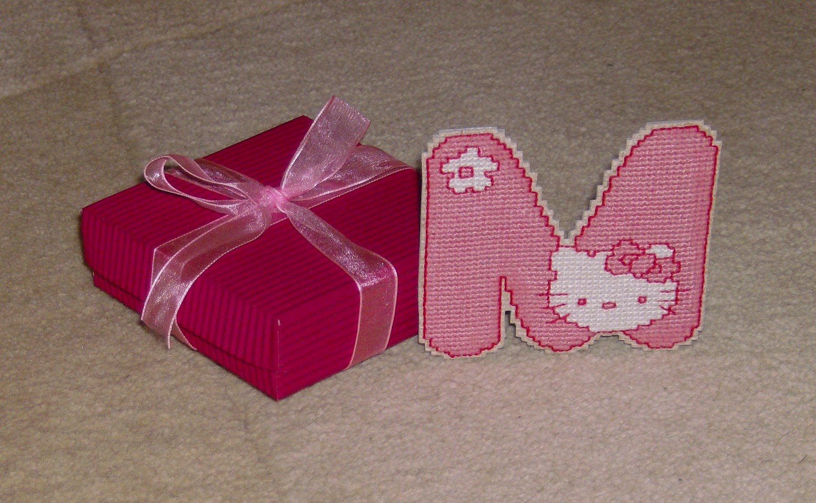 Amanhecer: Letra M Hello Kitty