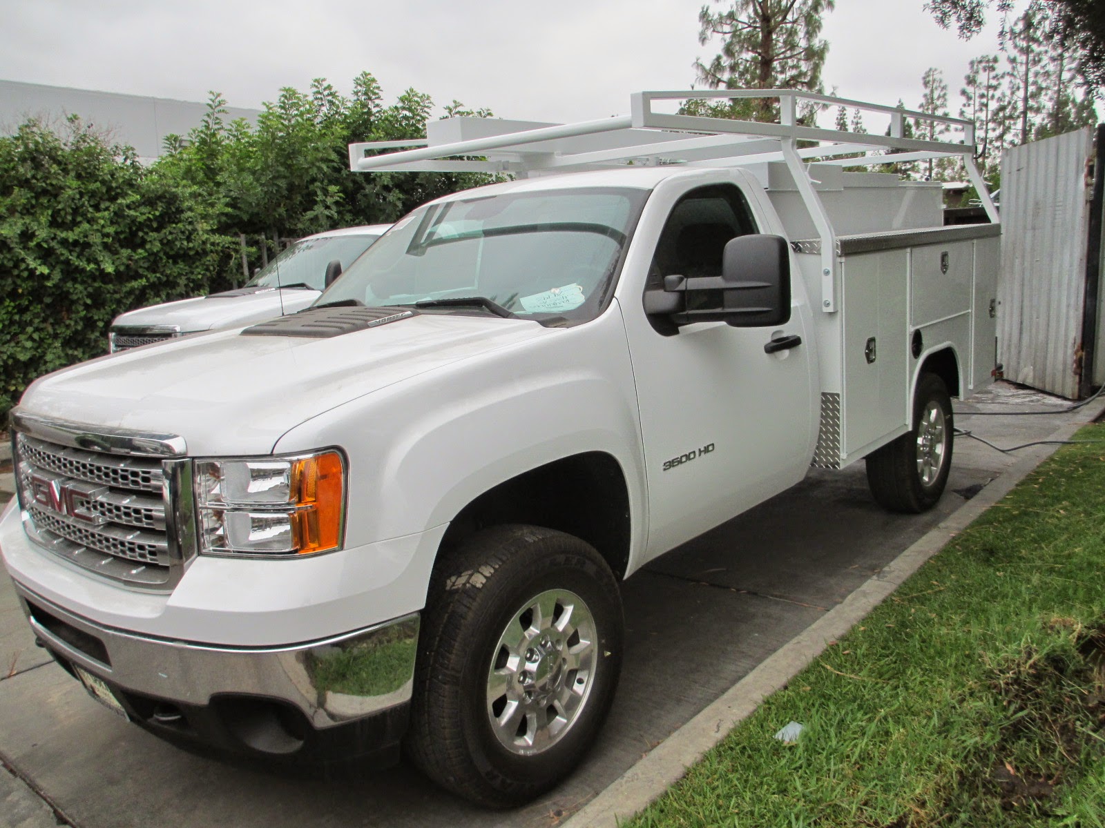 3-Piece Raised Cargo Bed Enclosure On New GMC Chassis | Harbor Truck ...