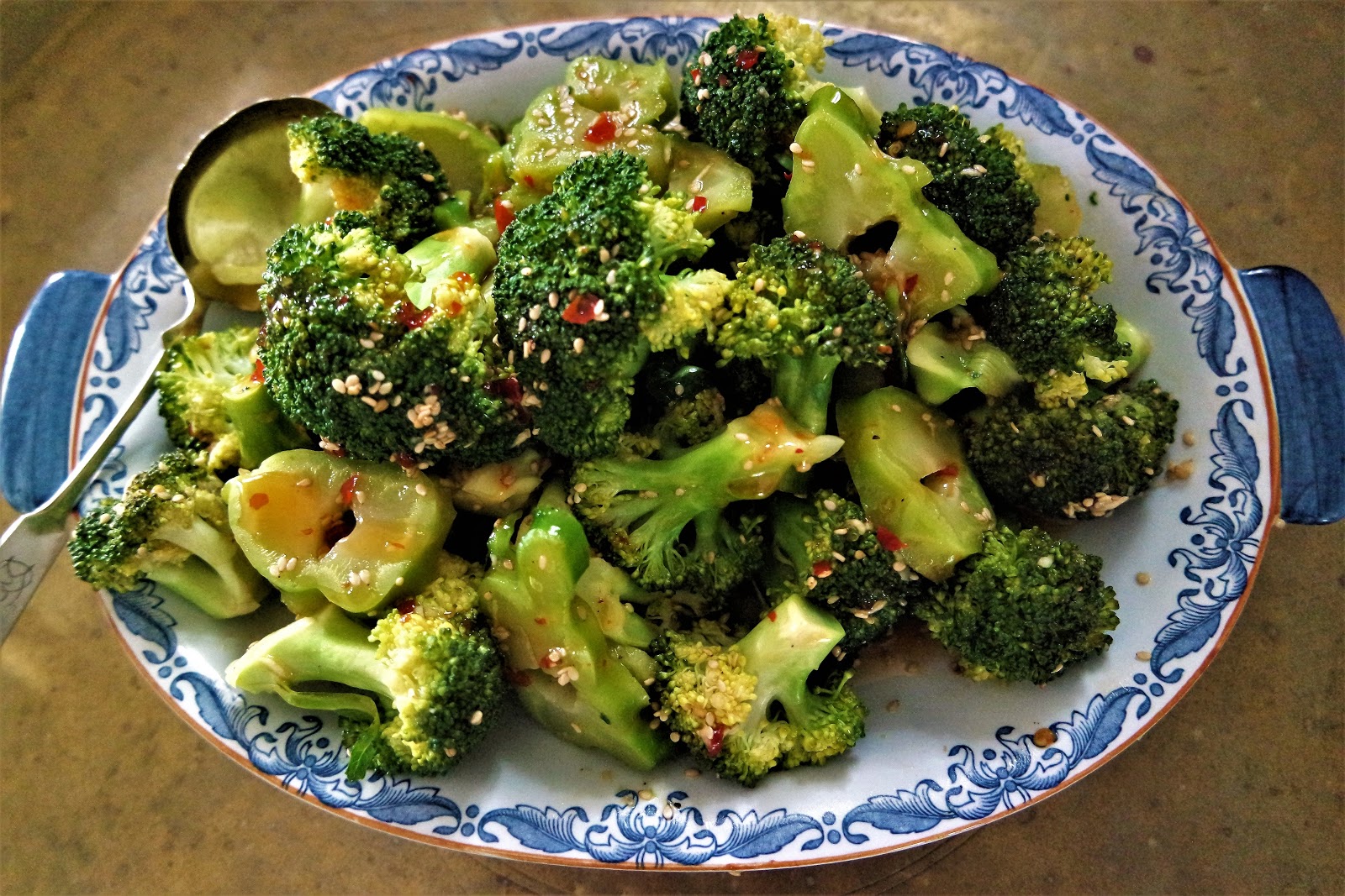 Maalaisbistro: Parsakaali aasialaisella dressingillä