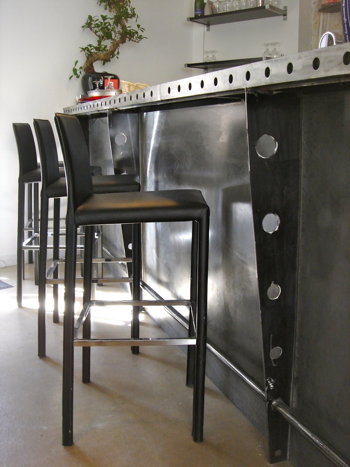 T & M beton design: comptoir de bar en beton ducal & fer plat