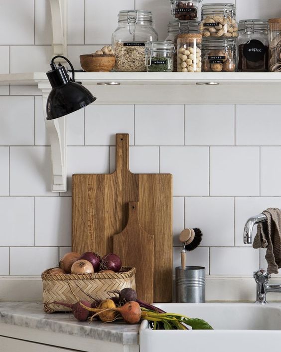 Kitchen Counter Top Styling Using Chopping Boards / Home Decor & Weddings