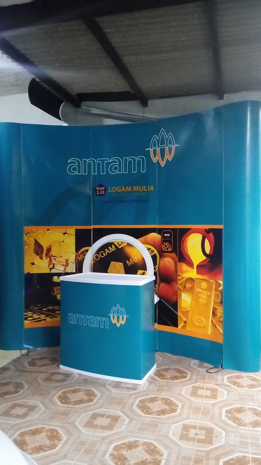 Backdrop Portable Spider