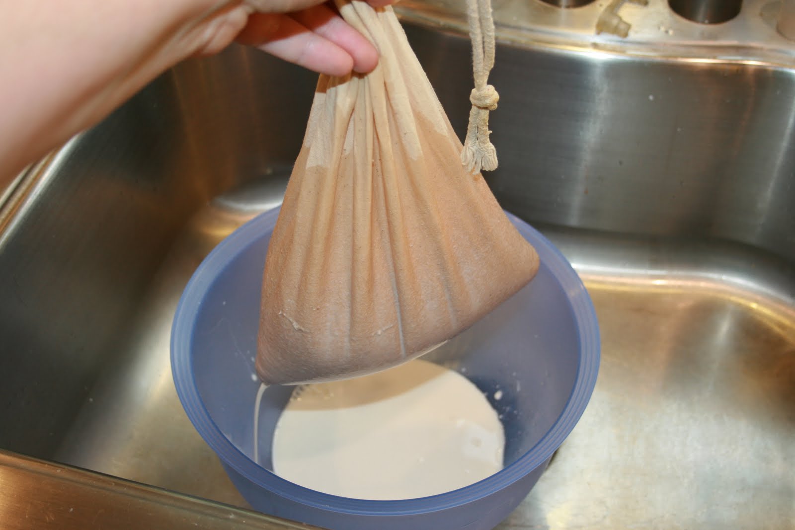 Earthy Crunchy Mama Stuff: How to make Almond Milk