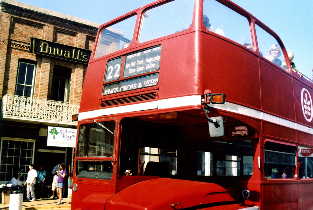 Bandanamom: British Invasion - The Union Jack & Bus Scrolls - Decor Trend