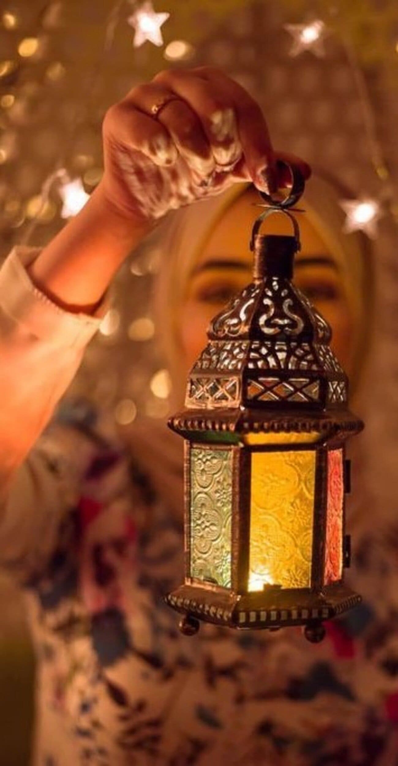 خلفية بنت محجبة حلوه تمسك فانوس رمضان Hd للايفون