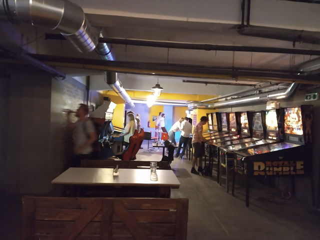 Joystick Bar en Praga: Salón recreativo de la época y buena cerveza ...