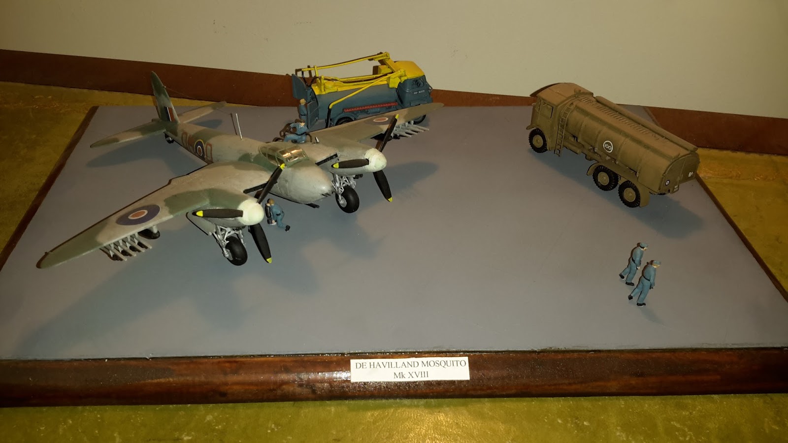 Kitpix: Airfix 1:72 Mosquito MkXVIII and 1:76 RAF Refuelling Set Diorama