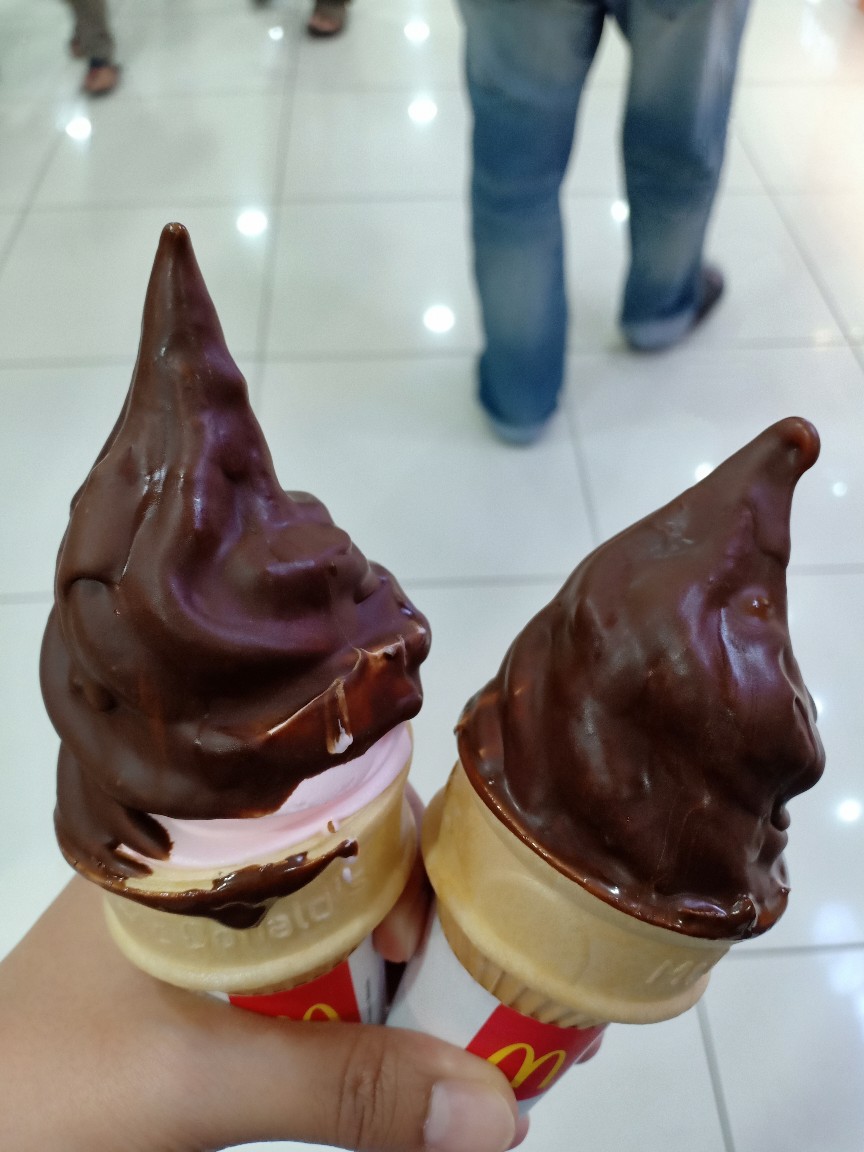 Mencuba Strawberry Choco Top Dan Horlick McFlurry McDonald - Cerita ...