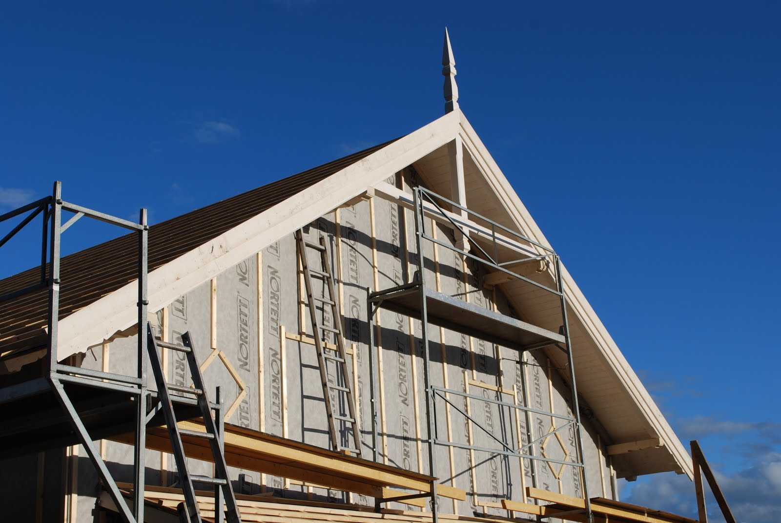 Drøymehuset: Vindskier, lekting og tetting av balkong