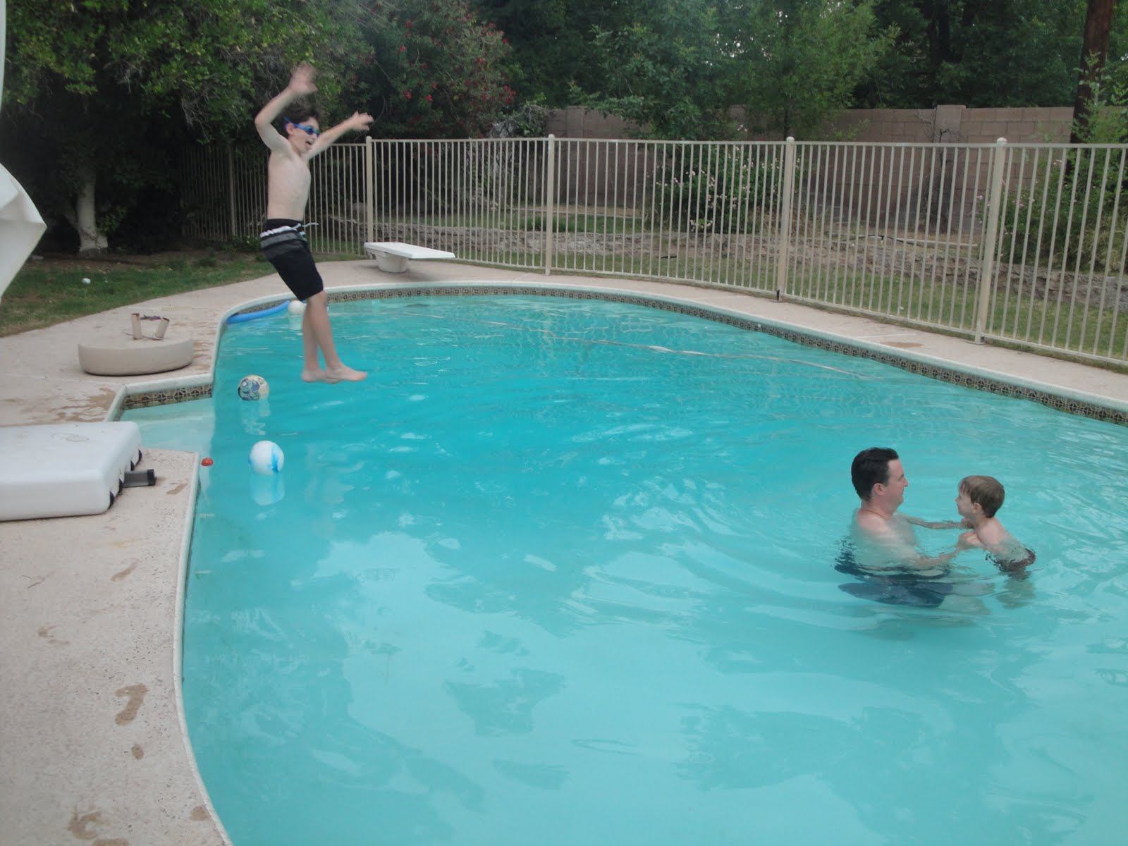 paz amor y familia: pool tricks