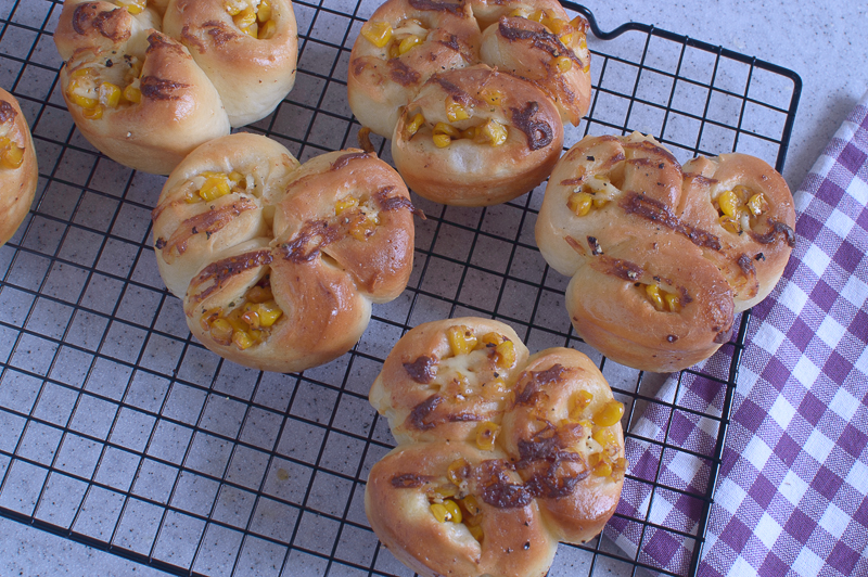 ขนมปังข้าวโพดมายองเนส (Corn Mayo Buns) - Nipponkitchen