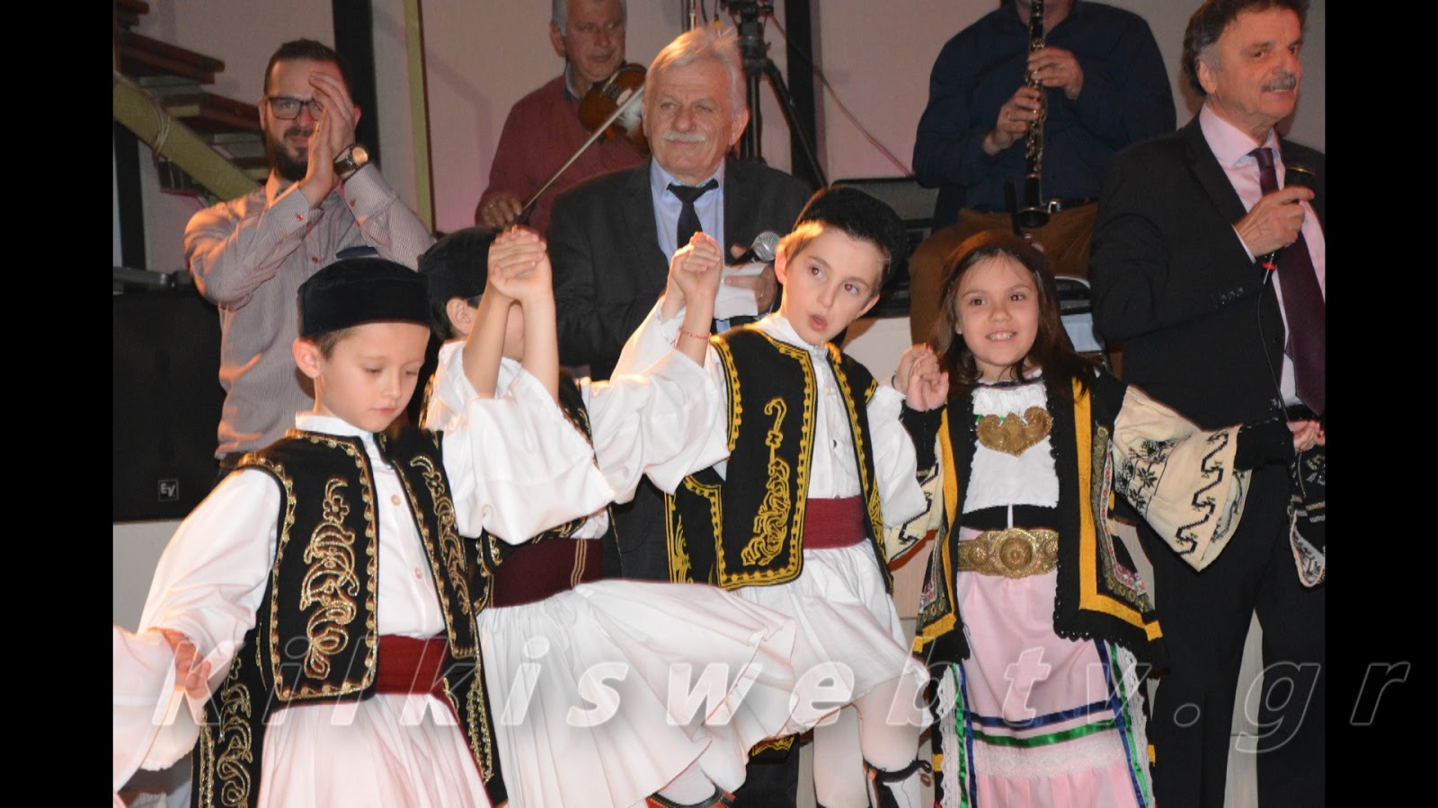 ΟΛΟΚΛΗΡΗ Η ΕΚΔΗΛΩΣΗ ΤΟΥ ΦΛΑΜΠΟΥΡΑ ΣΤΟ ΚΕΝΤΡΟ ΑΡΕΝΑ (ΒΙΝΤΕΟ ΠΟΛΥ ΜΕΓΑΛΟ ...