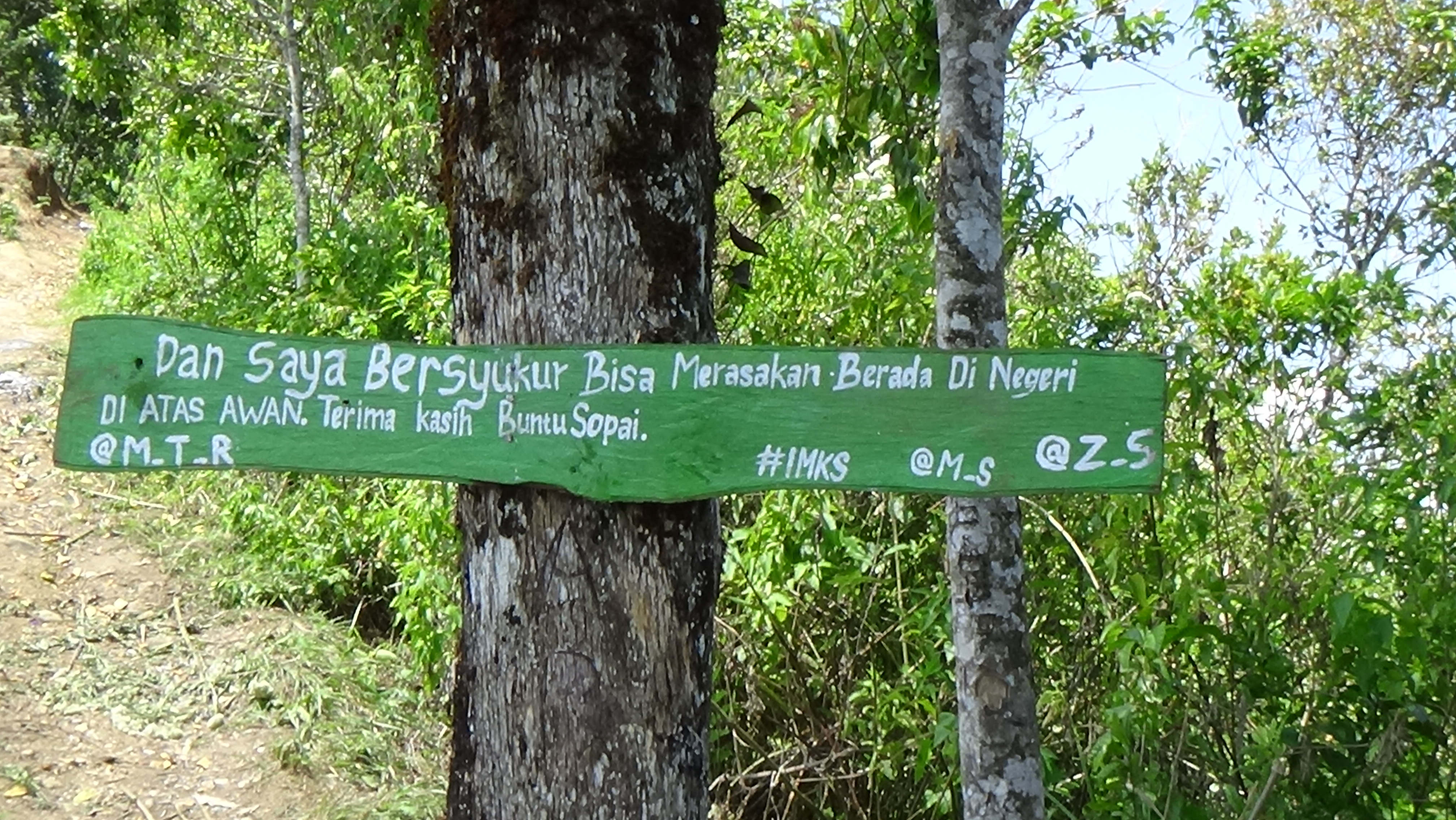 WISATA PUNCAK GUNUNG BUNTU SOPAI TORAJA UTARA, RUTE, TIKET DAN KEUNIKAANNYA